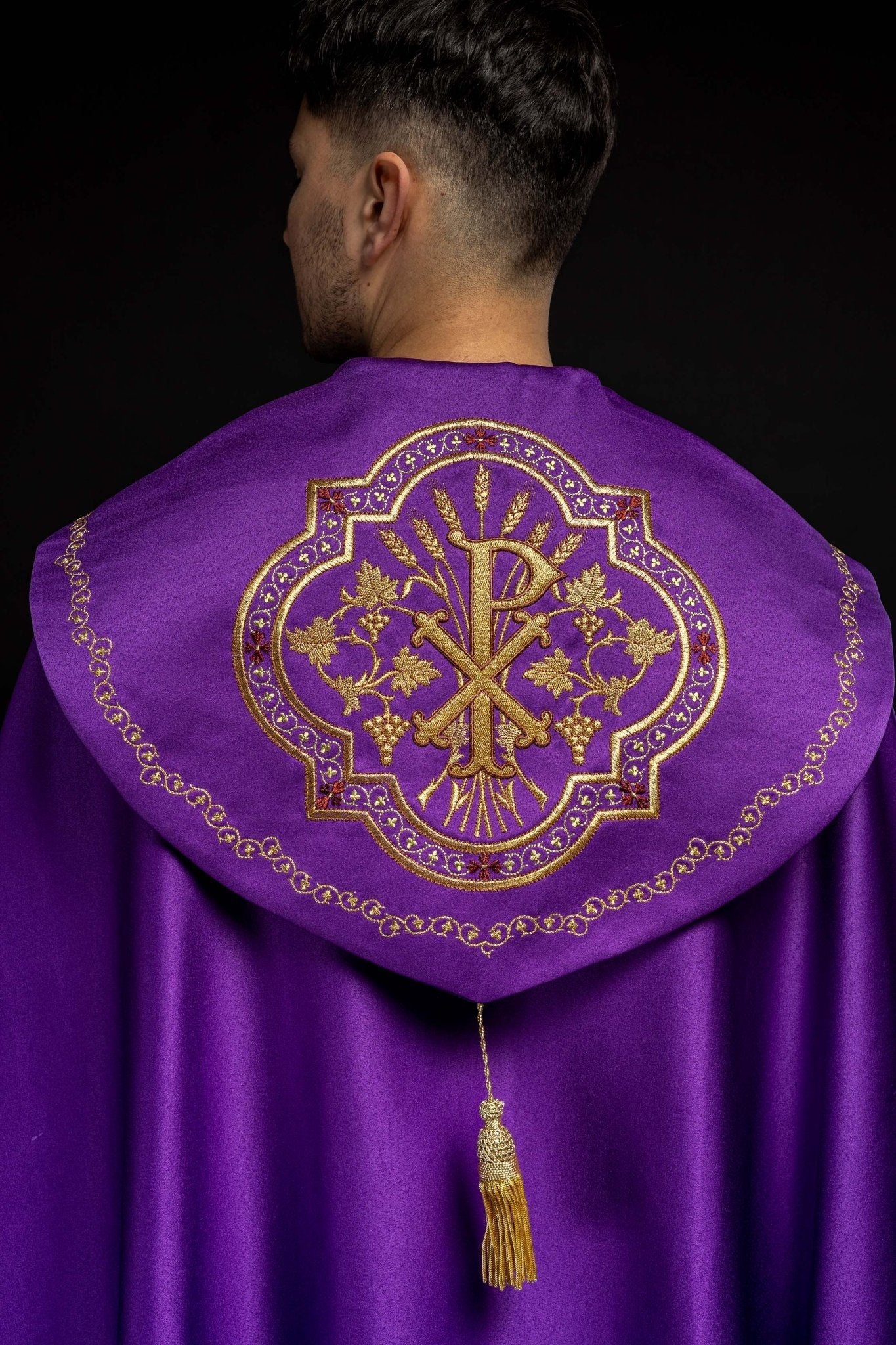 Capa pluvial morada ricamente decorada y bordada PAX | CASULLAS.ES